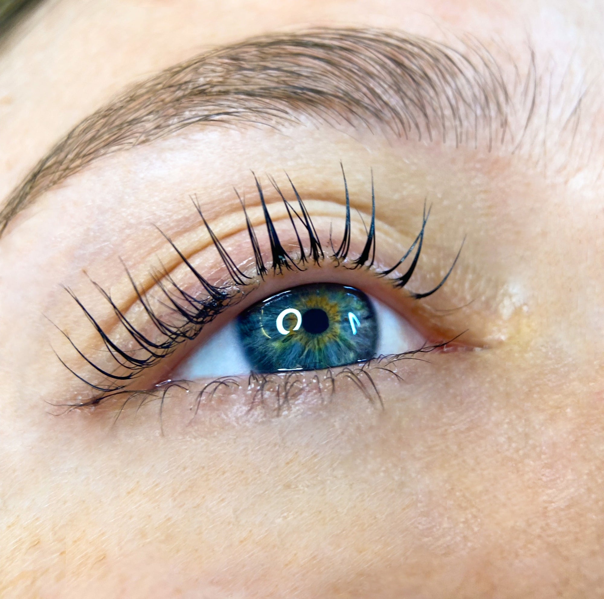 Extension de cils Formations : Cil à cil, Volume Russe, Browlift ...