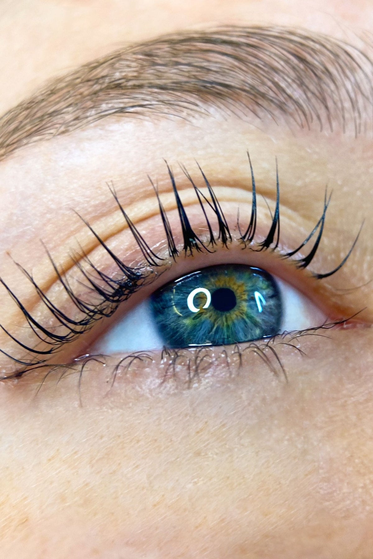 Guide complet pour débutantes sur la pose d'extensions de cils : techn